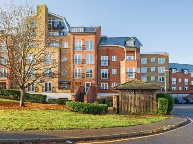 Iliffe Close, Reading RG1, 2 bed flat to rent, £1,400 pcm | PrimeLocation