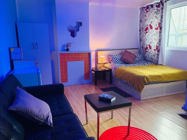 Ilse Of Dogs, Canary Wharf E14, Room to rent, £1,100 pcm | PrimeLocation