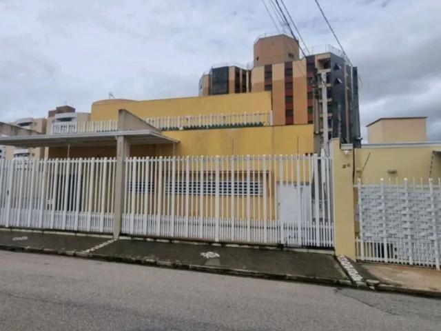 Imóvel com Potencial Comercial: Casa de 650 m² em Sorocaba