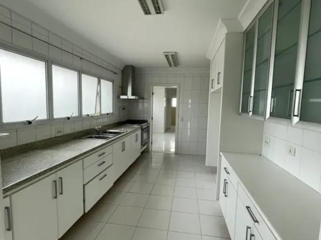 Imóvel para aluguel possui 323 metros quadrados com 4 quartos em Parque Colonial São Paulo SP