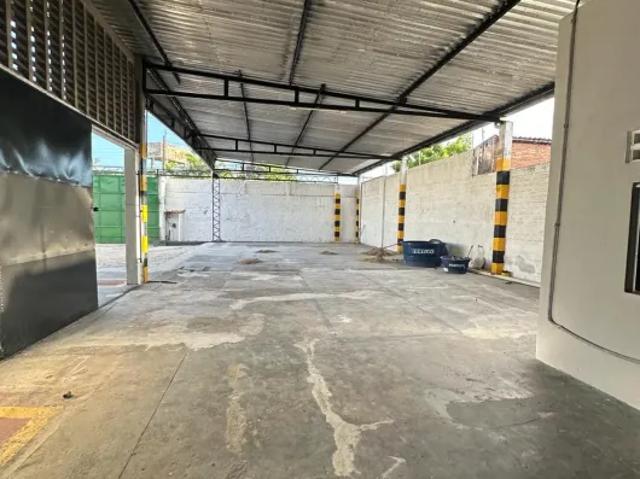 ImÃ³vel para aluguel tem 1250 metros quadrados em Montese Fortaleza CE