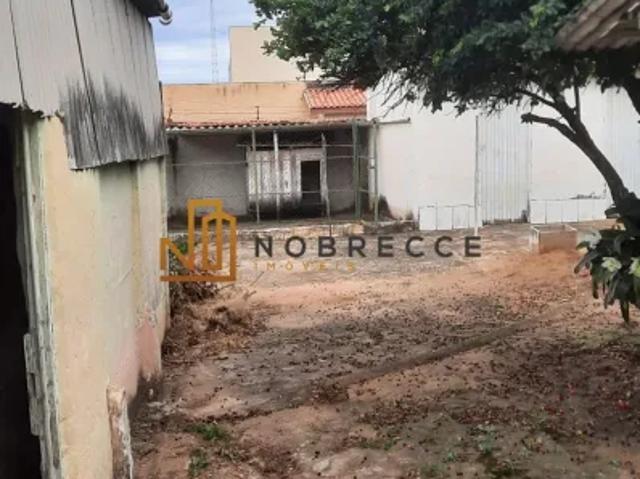 Imóvel à venda contendo 05 casas térreas construídas em terreno de 750m² localizada no Centro de Ind