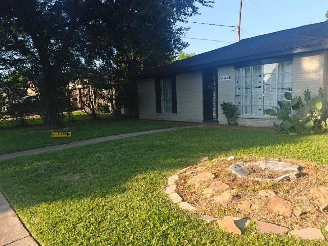 I'm looking for one roommate