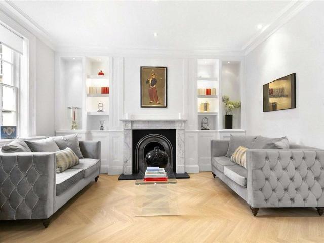 Immaculate Mews house in enviable location