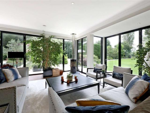 Immaculate home on a private drive with direct access to the River Thames