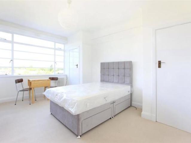 Immaculate studio flat in Balham for professional