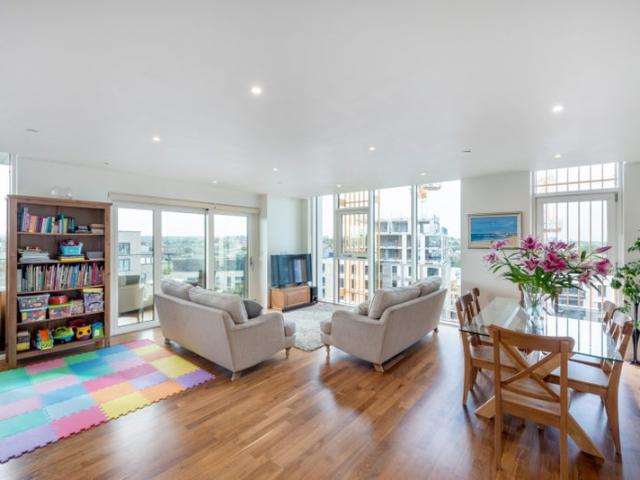 Immaculate Three Double Bedroom Apartment SW18