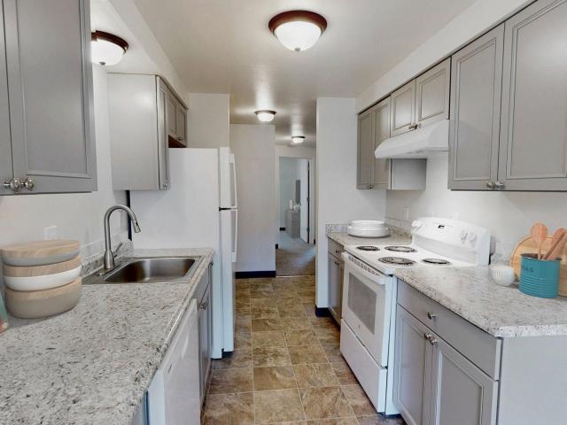 Immaculate 2 bedroom with air conditioning and washer/dryer included!