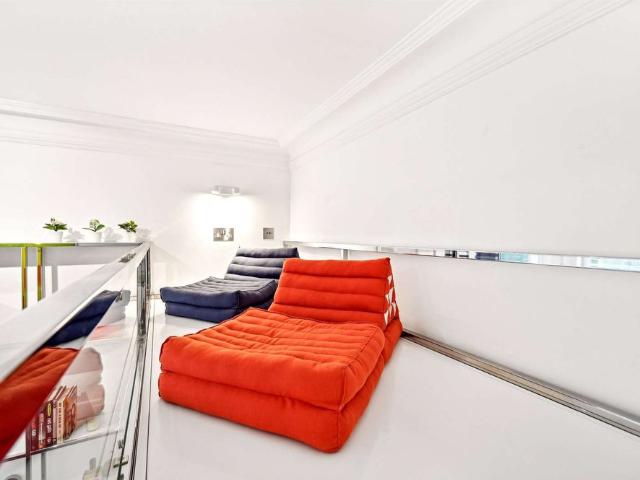 Immaculately designed studio apartment with direct communal garden access