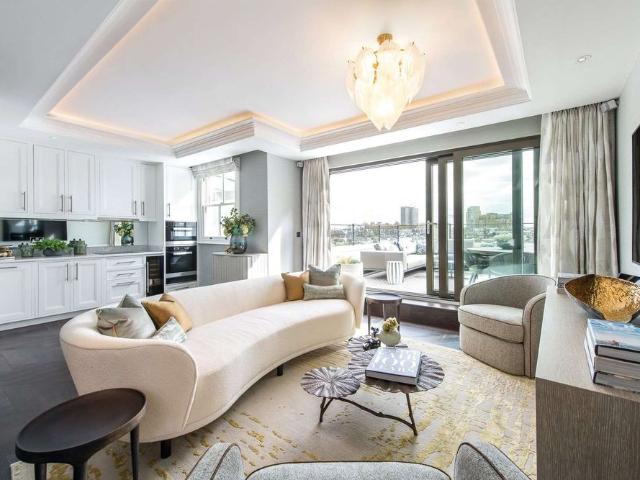 Immaculately presented apartment with terrace