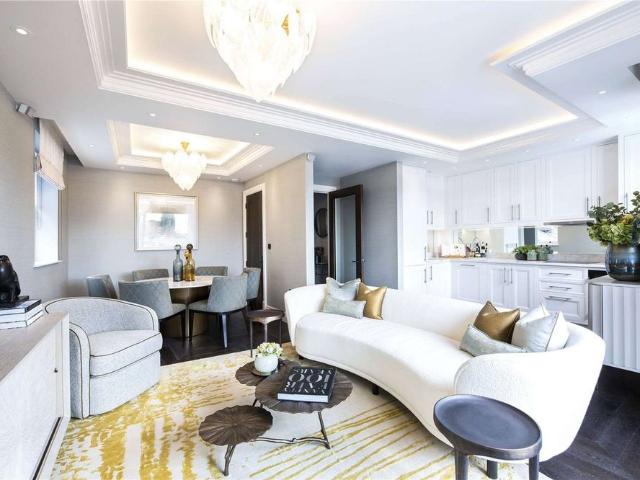 Immaculately presented apartment with terrace