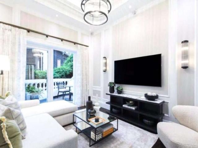 Immaculately presented apartment over the lower ground and ground floor with two balconies
