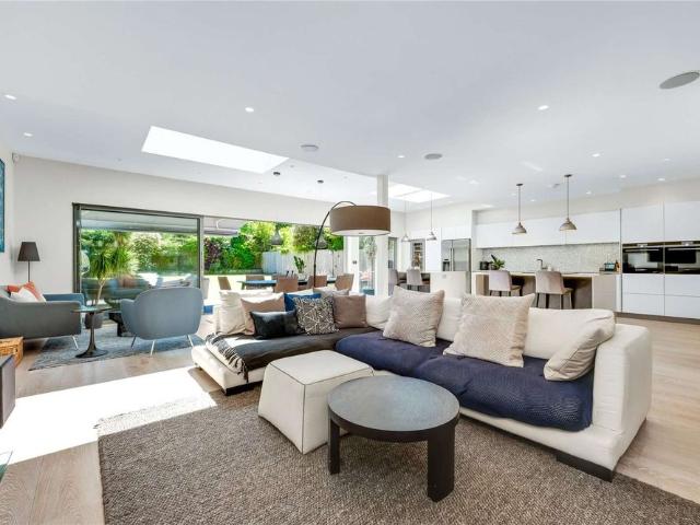 Immaculately presented 5 bedroom modern family home in a sought after residential cul de sac, in the heart of Esher