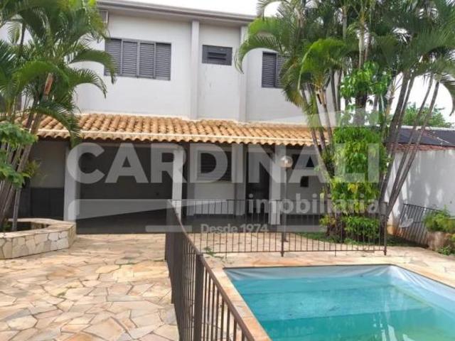 Imóvel com ótima localização, sendo 02 sobrados amplos e piscina