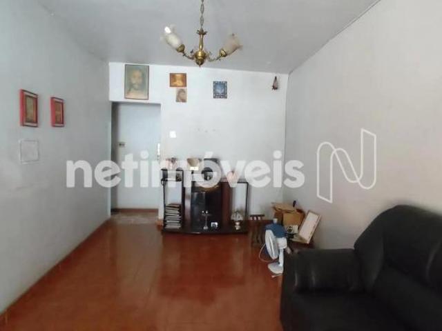 Imóvel com Casa Principal + 2 Barracões à Venda no Caiçara Adelaide – Excelente Localização
