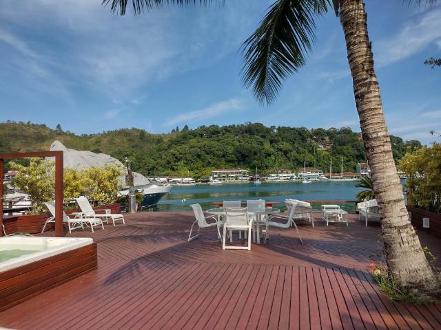 Imóvel com deck próprio com vaga molhada em condomínio com sauna e piscina, Angra dos Reis RJ