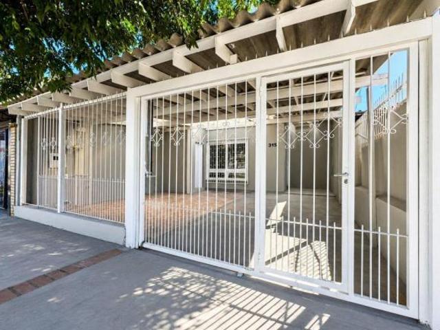 Imóvel com piscina reformado