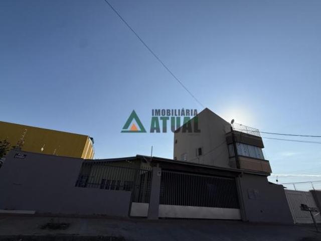Imóvel com três casas no terreno na região leste de Londrina