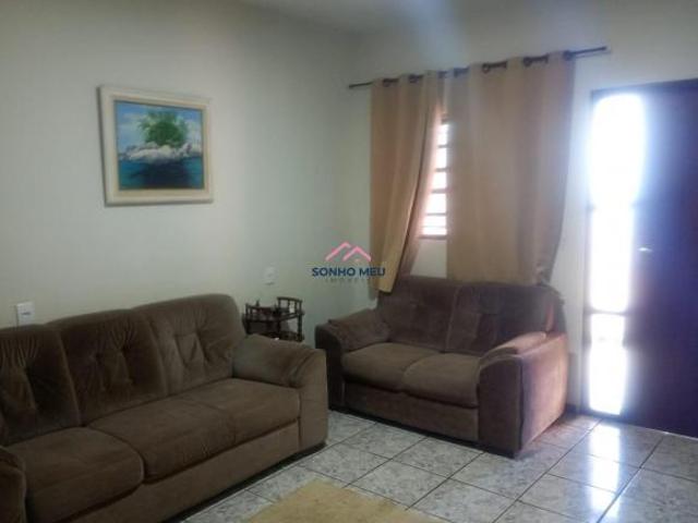 Imóvel com 3 dormitórios, sendo uma suíte, sala, cozinha, 1 banheiro social, 2 vagas coberta