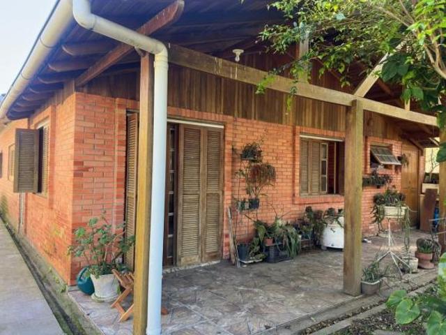 Imóvel com 4 dormitórios e casa auxiliar nos fundos do terreno