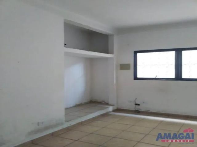 Imóvel comercial com 8 salas, banheiro feminino e masculino, 2 hall de entrada e em excelente locali