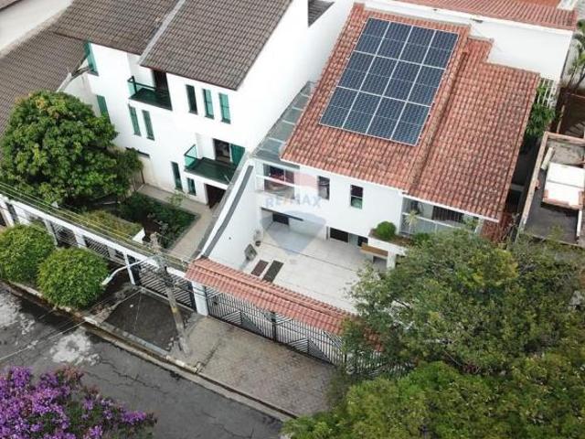 Imóvel à venda, com 235 m² de área construída. 3 dormitórios, sendo 2 suítes, 4 vagas no Jd Guapira