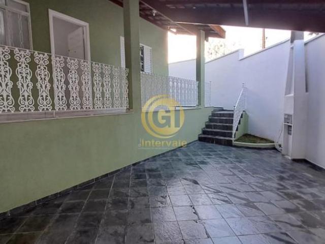 Imóvel à venda com ar condicionado, sistema fotovoltaico, varanda, área murada, estacionamento 2 car