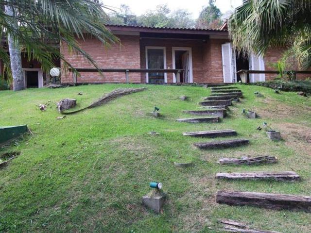 Imóvel à Venda com Oito Dormitórios e Área de Lazer Completa