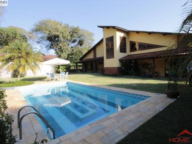 Imóvel à Venda com Três suítes e Dois Quartos