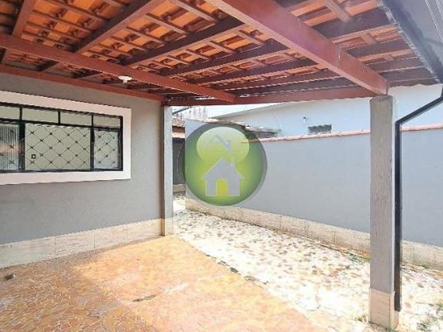 Imóvel à venda composto por 2 casas térreas separadas entre si