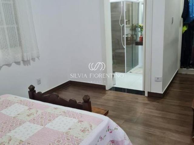 Imóvel à venda no Centro de Taubaté SP: Casa com 3 quartos, 1 suíte, 1 sala, 2 banheiros, 3 vagas de