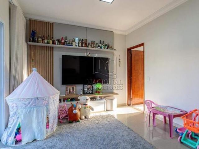 Imóvel amplo com 2 suítes, 2 salas, varanda e 4 vagas cobertas – 216 m²