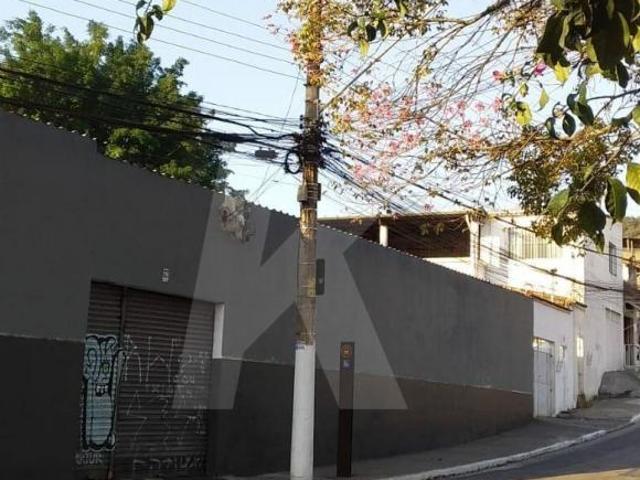 Imóvel Amplo com 378 m², sendo 2 Casas e Galpão no Tremembé
