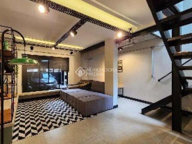 Imóvel amplo à venda com 3 quartos, sendo 1 suíte, e 3 banheiros no total