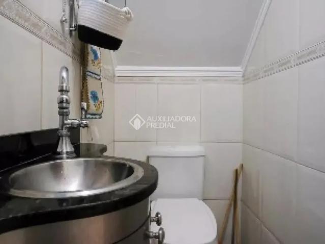 Imóvel amplo à venda com 3 quartos, sendo 3 suítes, e 5 banheiros no total