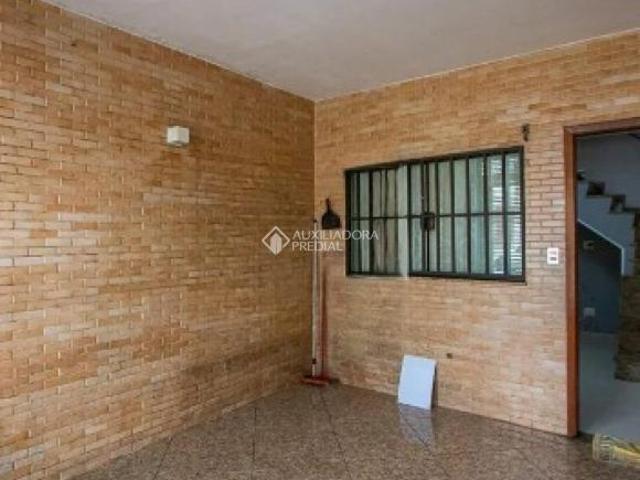 Imóvel amplo à venda com 2 quartos, sendo 1 suíte, e 3 banheiros no total