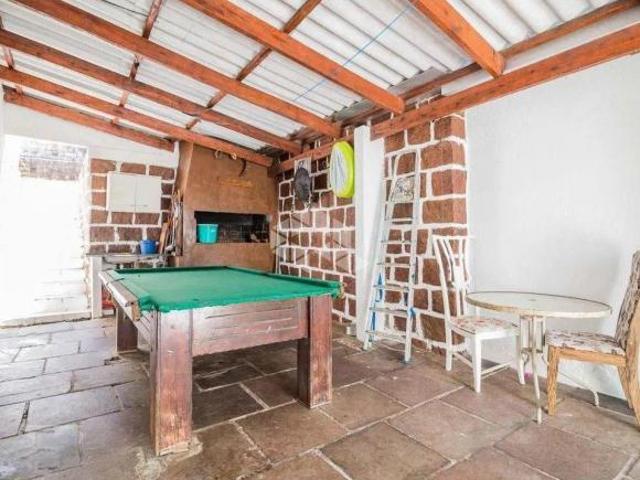 Imóvel aconchegante à venda com 4 quartos, sendo 1 suíte, e 3 banheiros no total