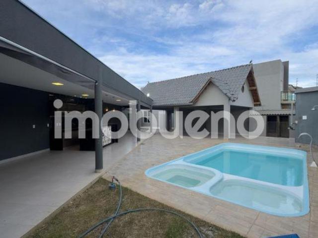 Imóvel alto padrão com 04 suítes e 542m², área gourmet completa, terreno amplo