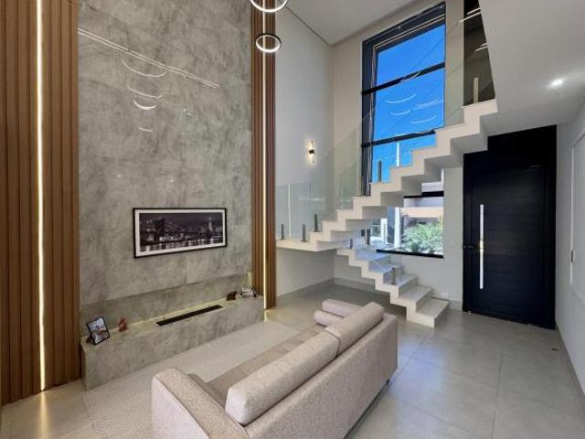 Imóvel de 220 m² com Amplo Espaço e Excelente Localização