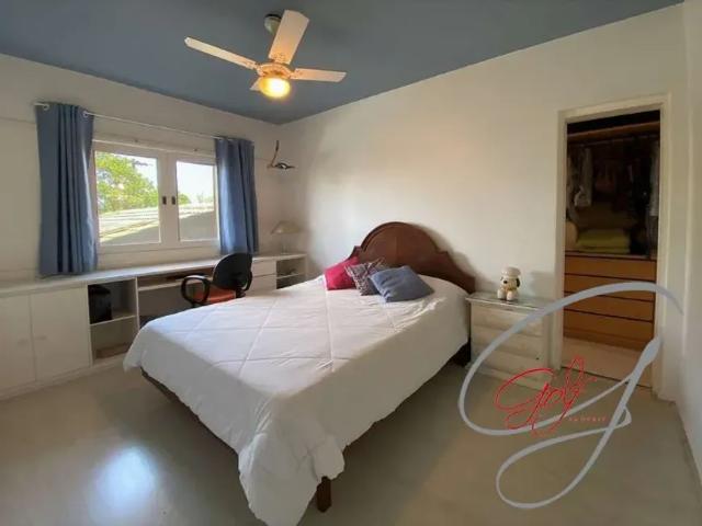 Imóvel de 410m² com 4 Dormitórios, sendo 2 Suítes, 6 Banheiros e 5 vagas de garagem, sendo 3 coberta