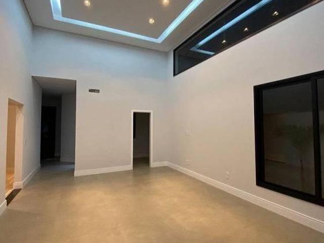 Imóvel de alto padrão: casa em condomínio com 3 suítes e 4 vagas em Campinas SP. Confira!