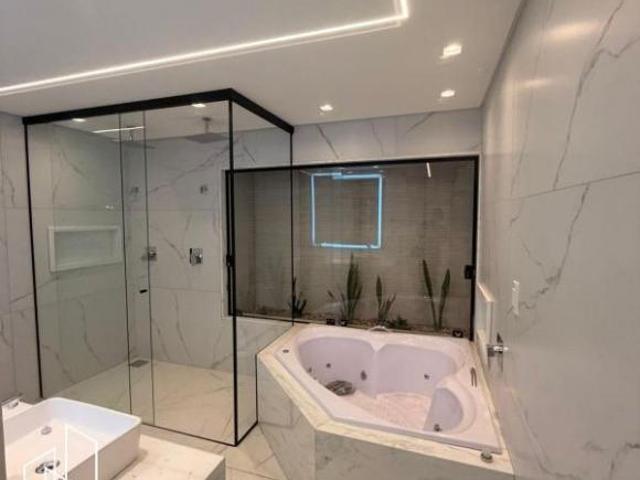 Imóvel de alto padrão em condomínio 3 quartos, 1 suíte, 2 salas, 3 banheiros, 4 vagas de garagem