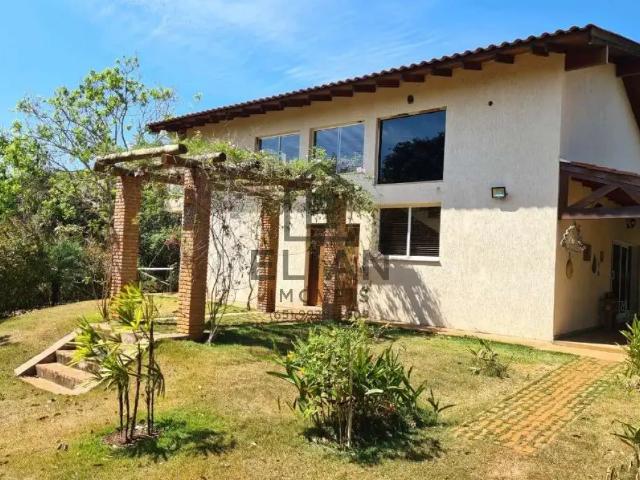 Imóvel de Alto Padrão em Chapada dos Guimarães MT: Casa com 3 quartos, 1 suíte, 2 salas, 2 banheiros, 2 vagas de garagem, 281,20 m² de área no bairro Jamacá. Venha conferir!