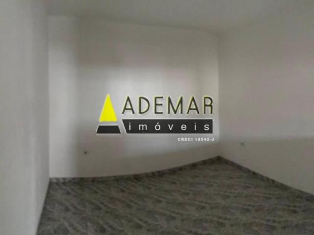 Imóvel de esquina com 3 casas no quintal, ideal para investidores