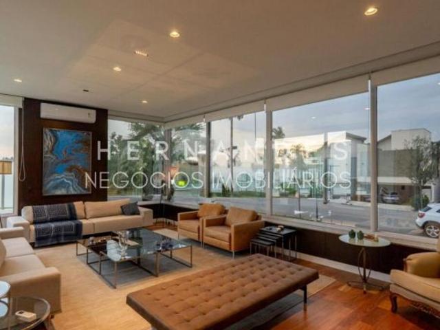 Imóvel de luxo: Casa em condomínio de alto padrão com 4 suítes e 615m² no Centro Comercial Jubran, B