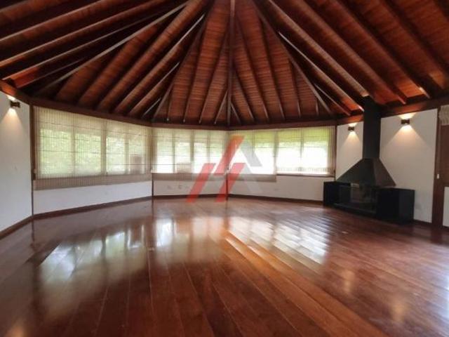 Imóvel de luxo em condomínio fechado, 5 quartos, 5 suítes, 3 salas, 4 vagas na garagem em Alphaville