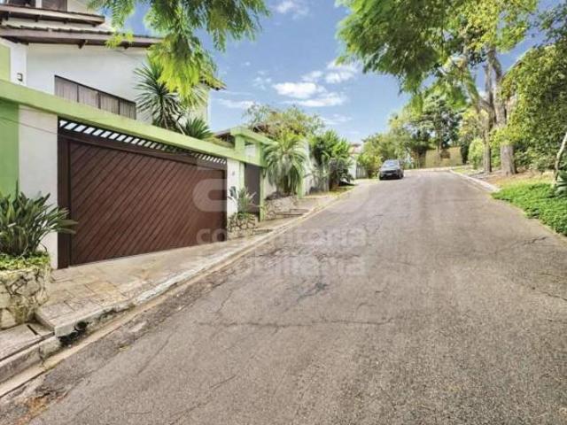 Imóvel de luxo em condomínio fechado em Cotia SP, com 4 quartos, 4 suítes e 339,55 m² de área. Venha