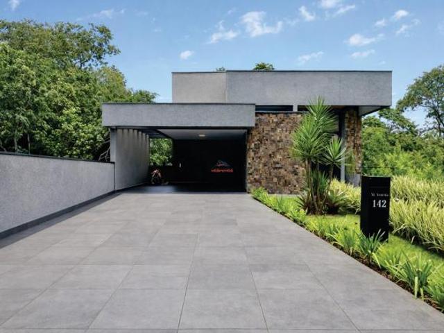 Imóvel de Luxo no Jardim do Golf I: Casa em Condomínio com 3 Suítes e 5 Vagas de Garagem em Jandira