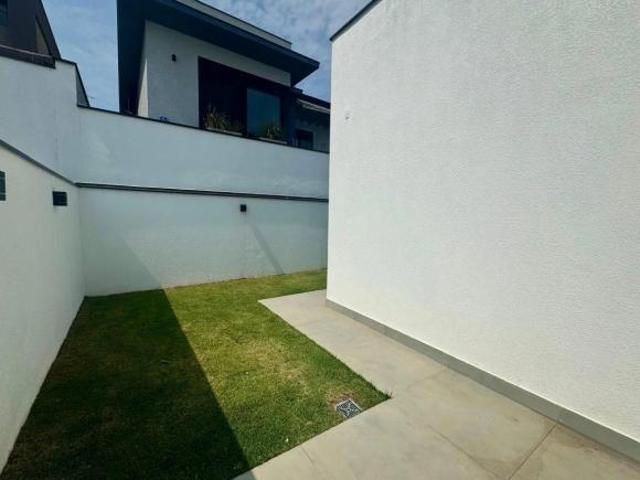 Imóvel em Condomínio Green Valley: Casa com 4 suítes, 3 salas e 4 vagas em Votorantim SP!