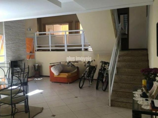 Imóvel espaçoso à venda com 4 quartos, sendo 4 suítes, e 5 banheiros